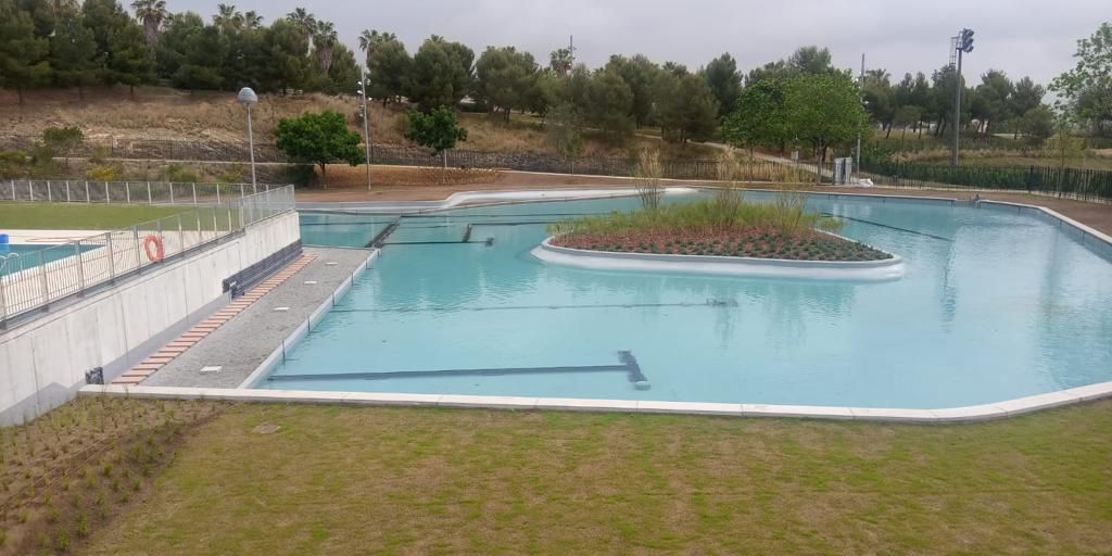 Lago en el Parc d'Aigües de la Muntanyeta en Sant Boi - Piscinas Condal